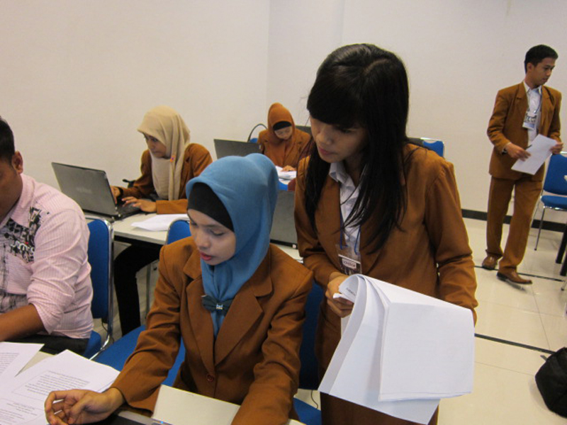 Praktek Handling Telephone dalam Aplikasi Kesekretariatan - Program ...